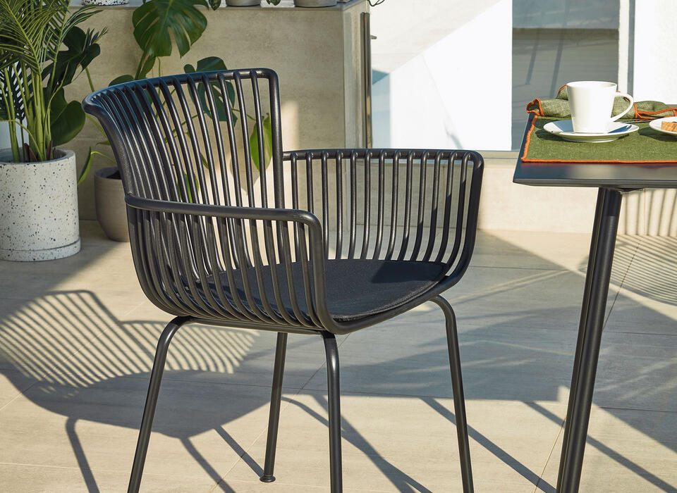 Surpika Carver Dining Chair - Thriftway Furniture